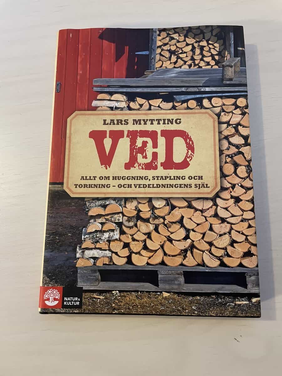 Ved allt om huggning, stapling och torkning - och vedeldningens själ av ...